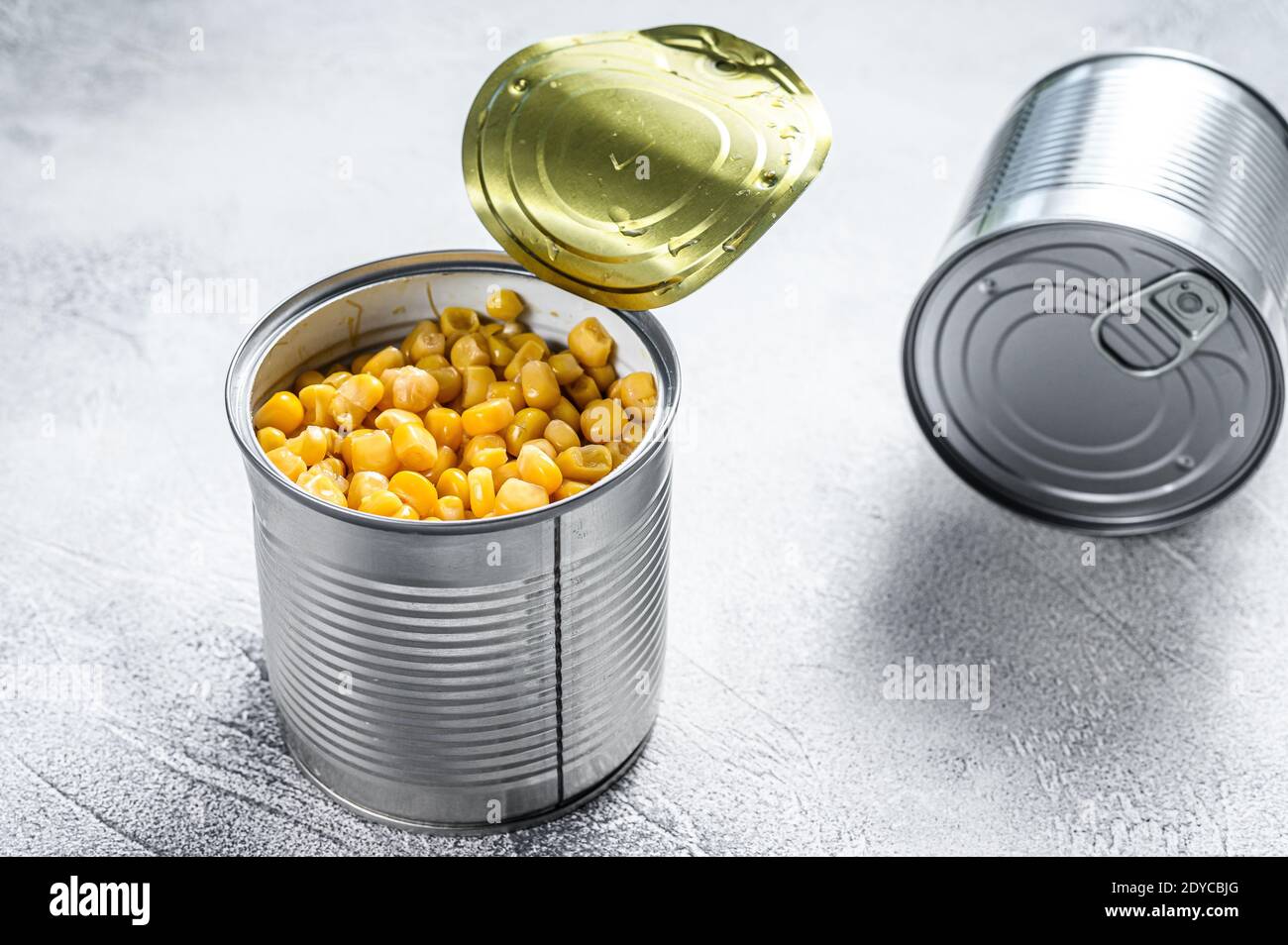 Grains of sweet canned corn in a can. White background. Top view Stock ...