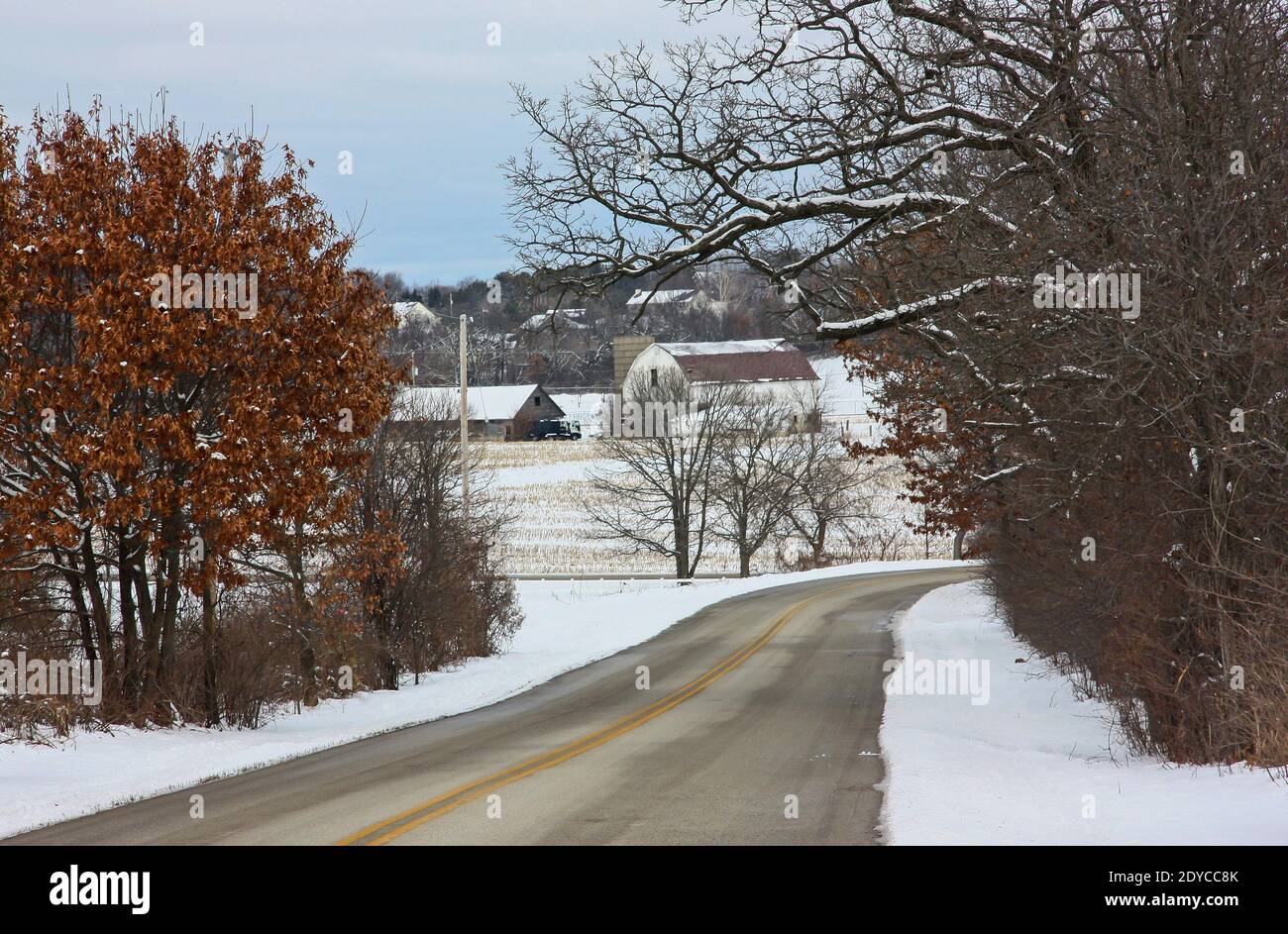 Road passing through the countryside hi-res stock photography and ...