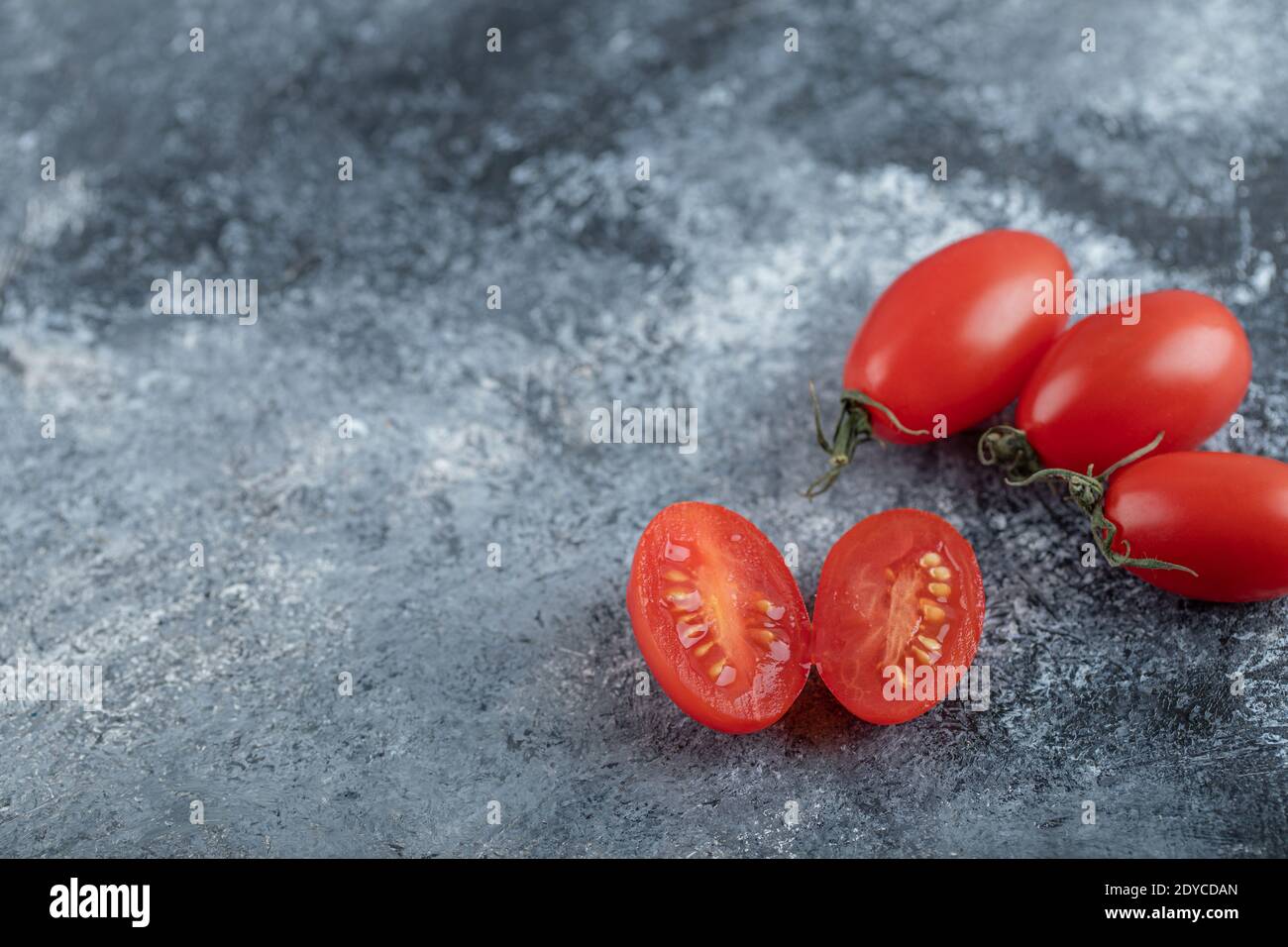 Close up Amish paste tomatoes half cut or whole Stock Photo - Alamy