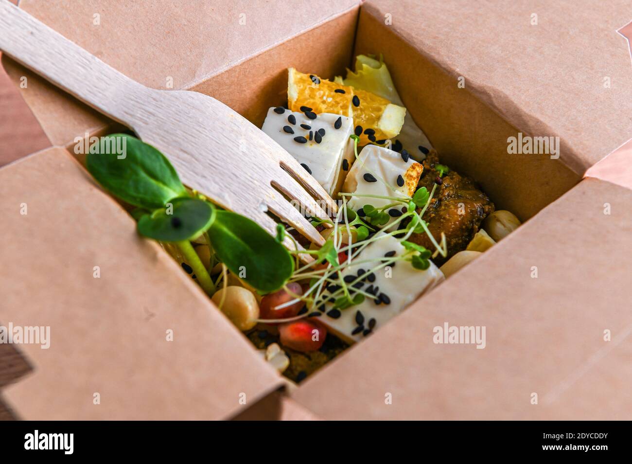 Fresh healthy food in a delivery box. Ready to eat Stock Photo - Alamy