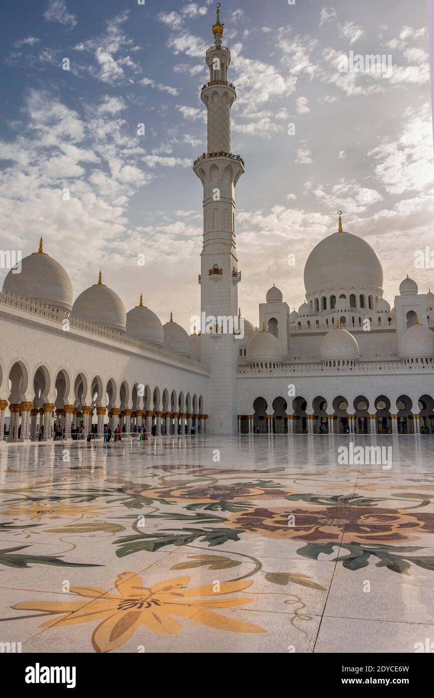 Inner courtyard with inlaid floral tile floor, Sheikh Zayed Grand ...