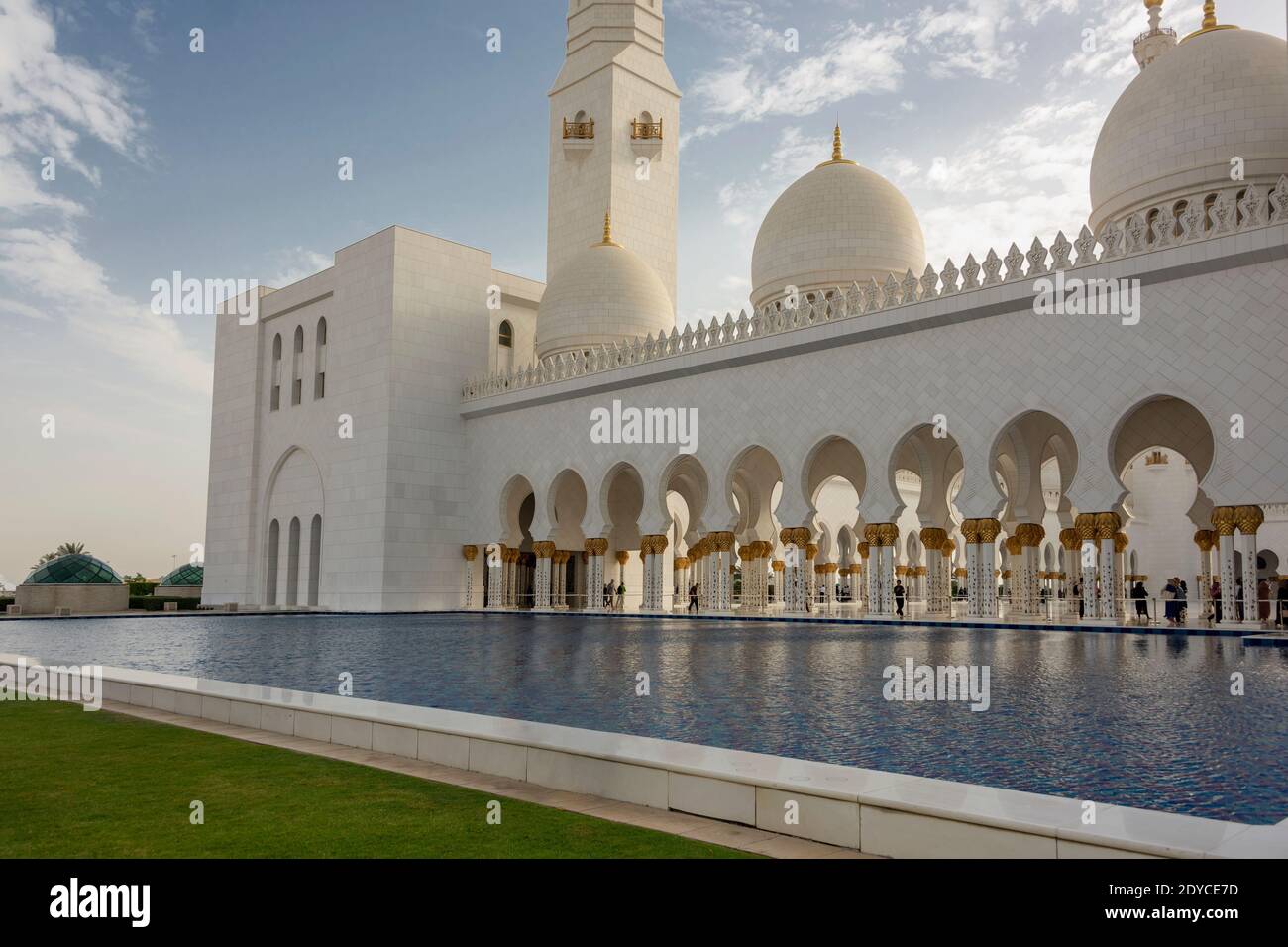 Reflecting pool, Sheikh Zayed Grand Mosque, Abu Dhabi, UAE Stock Photo ...