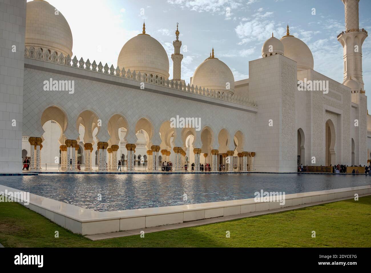 Entry and reflecting pool, Sheikh Zayed Grand Mosque, Abu Dhabi, UAE ...