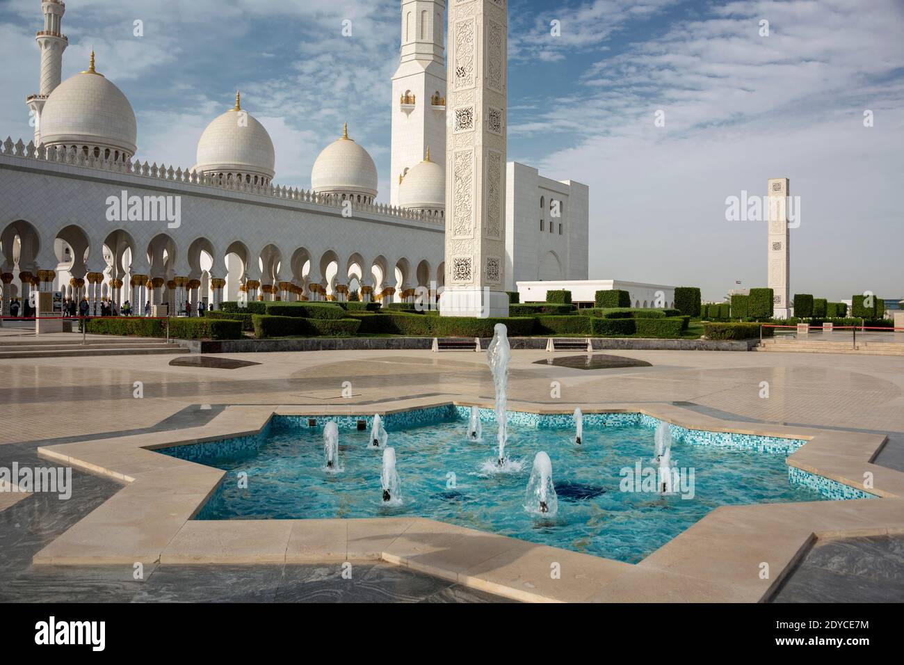 Star-shaped fountain at entrance to Sheikh Zayed Grand Mosque, Abu ...