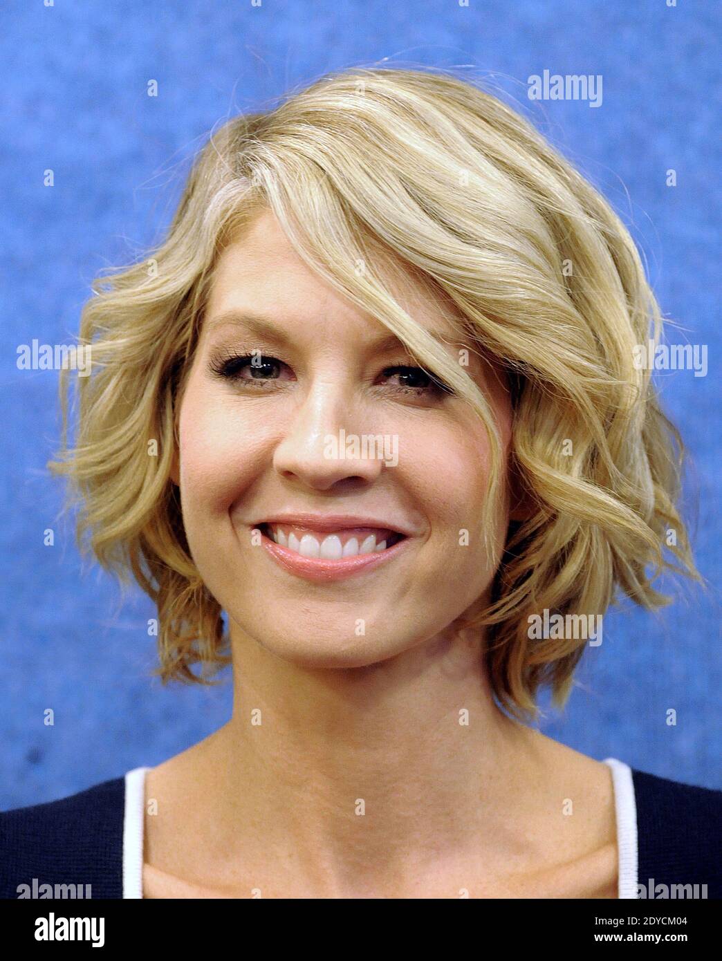 Actress Jenna Elfman who plays the First Lady in the cast NBC' s comedy ...