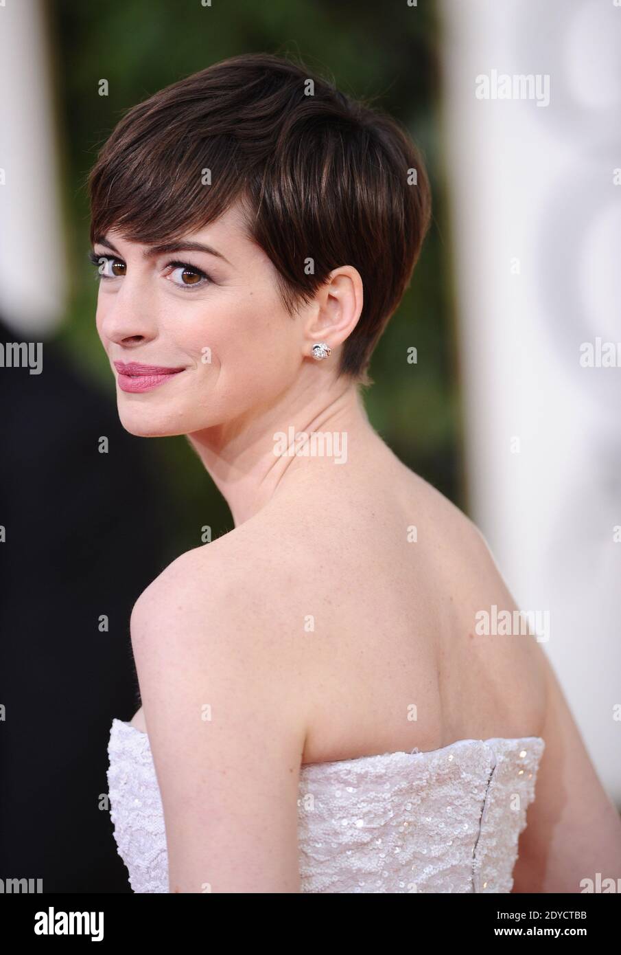Anne Hathaway Pixie Cut Golden Globes