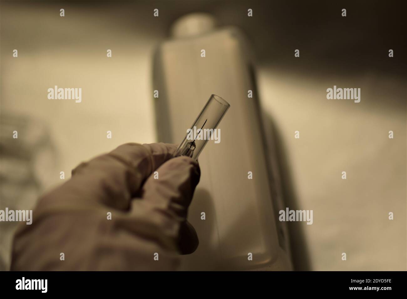Injection hand hi-res stock photography and images - Alamy