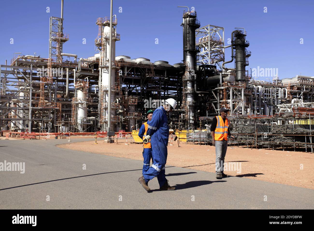 Algeria gas plant hi-res stock photography and images - Alamy