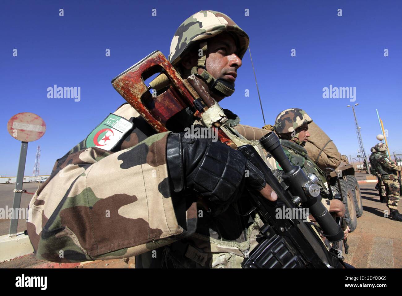 Algeria gas workers hi-res stock photography and images - Alamy