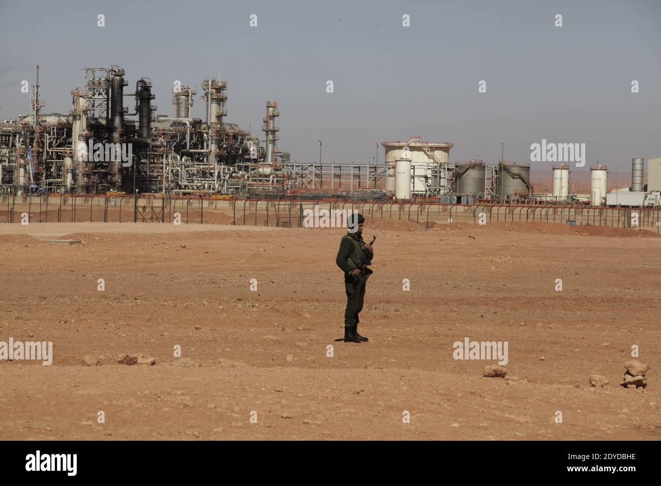 Algeria gas workers hi-res stock photography and images - Alamy