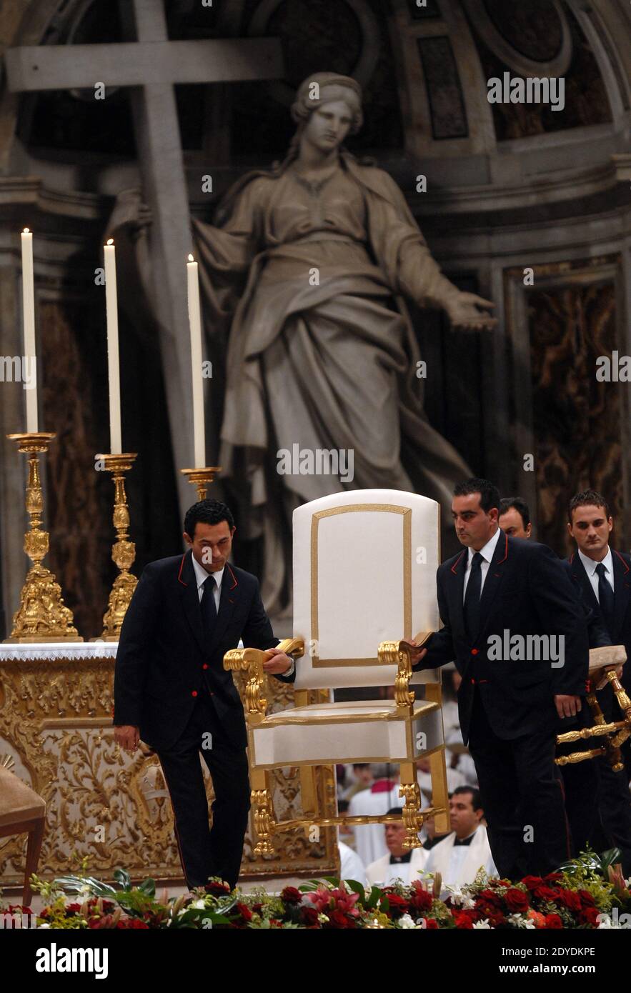 Popes throne hi-res stock photography and images - Alamy