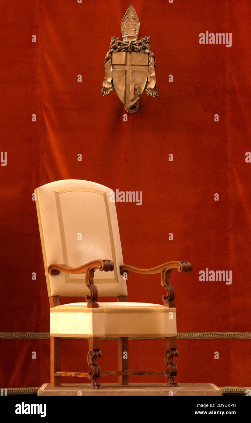 Popes throne hi-res stock photography and images - Alamy
