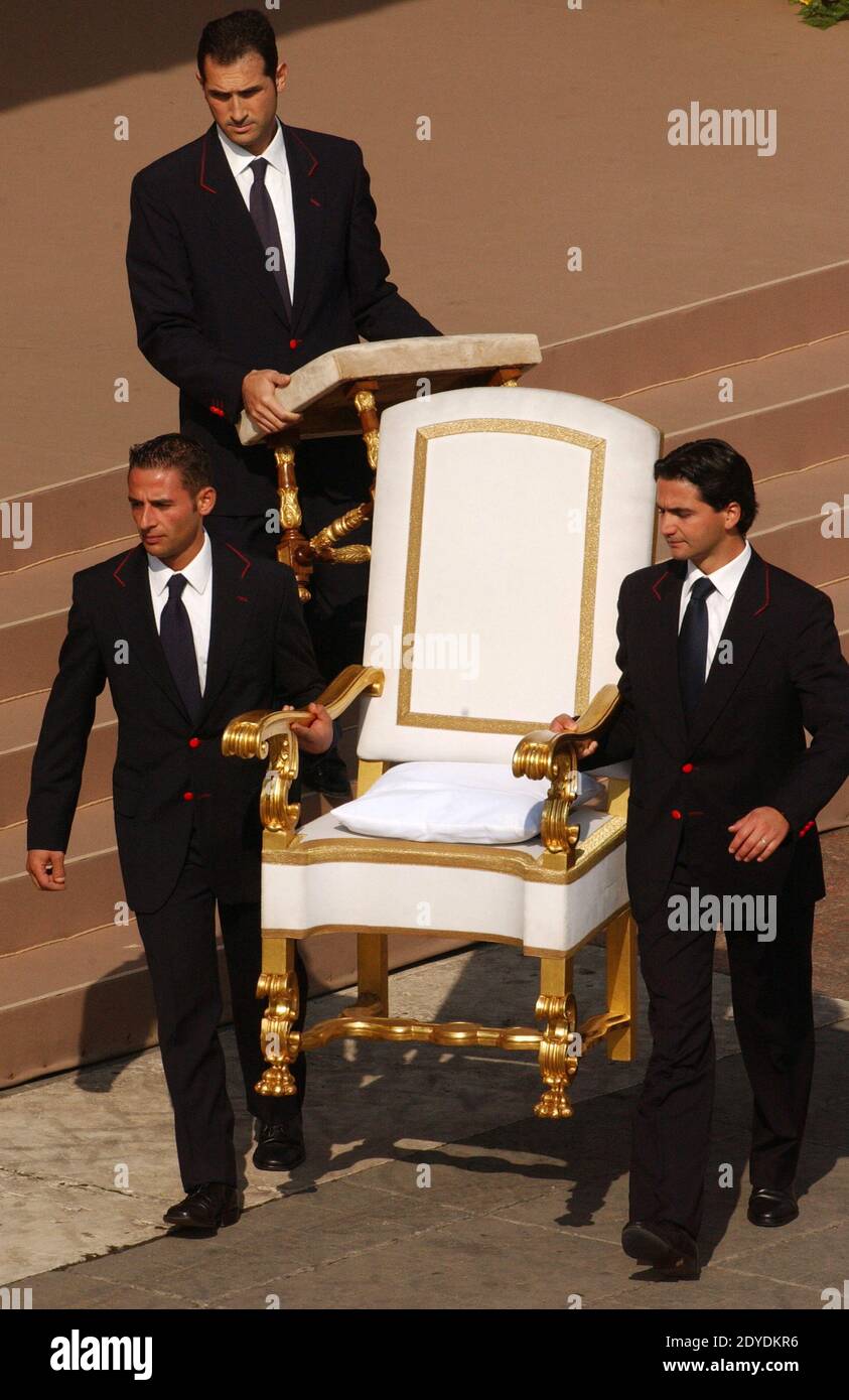 Popes throne hi-res stock photography and images - Alamy