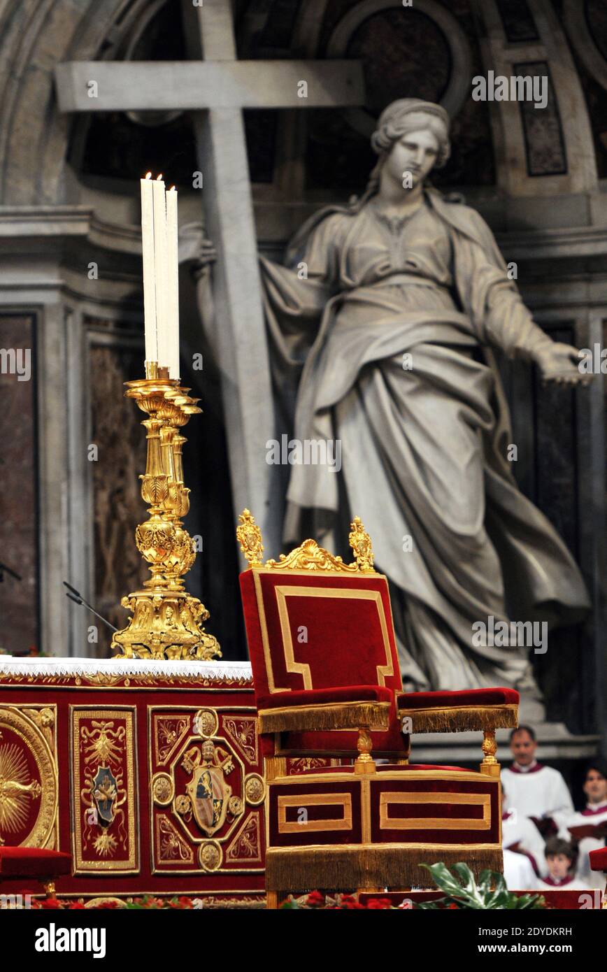 Popes throne hi-res stock photography and images - Alamy