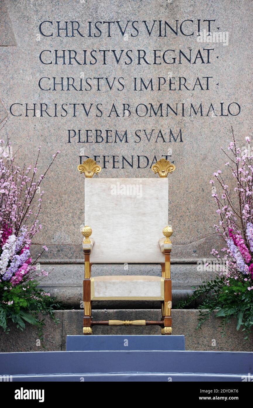 Popes throne hi-res stock photography and images - Alamy