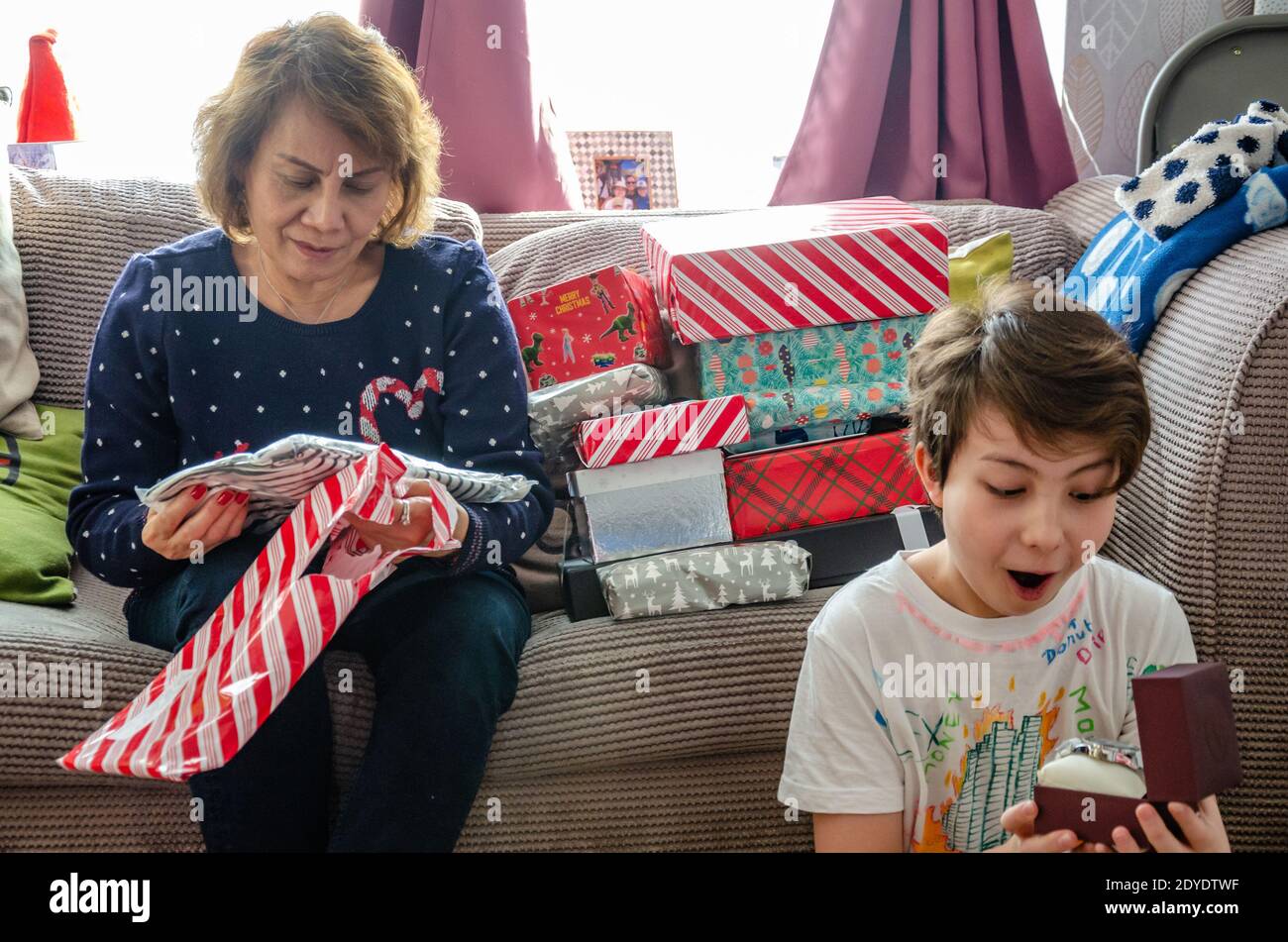 Opened christmas presents hi-res stock photography and images - Alamy