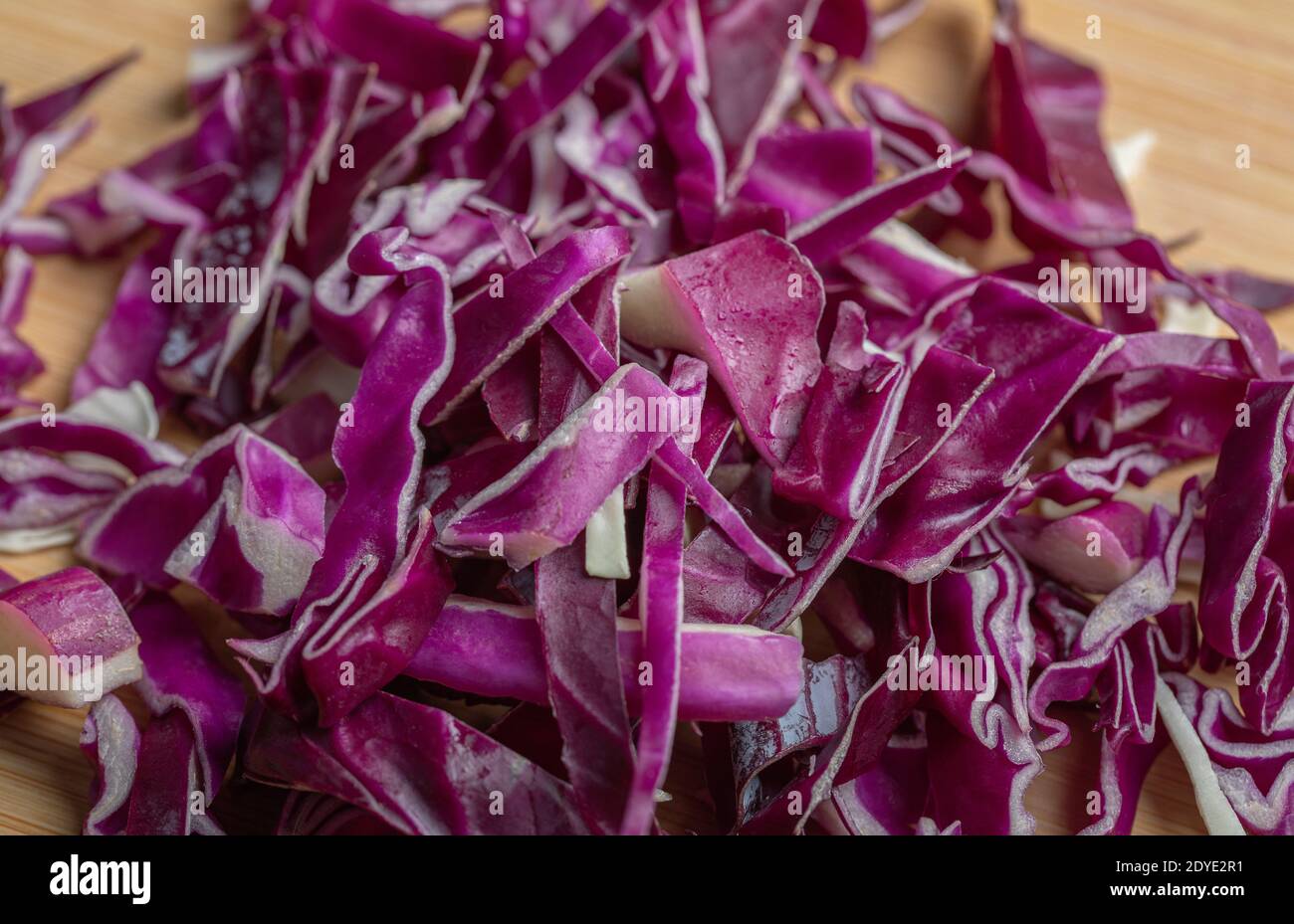 CLose up photo of shredded purple organic cabbage Stock Photo - Alamy