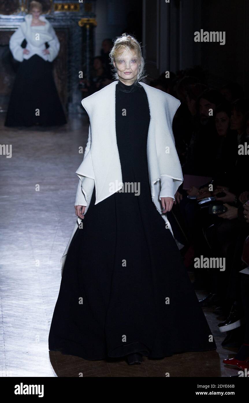 A model walks the runway for the Gareth Pugh Fall-Winter 2013-2014 ...