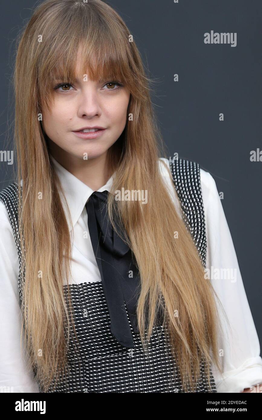 Laura Hayden posing backstage at Chanel's Fall-Winter 2013-2014 Ready ...