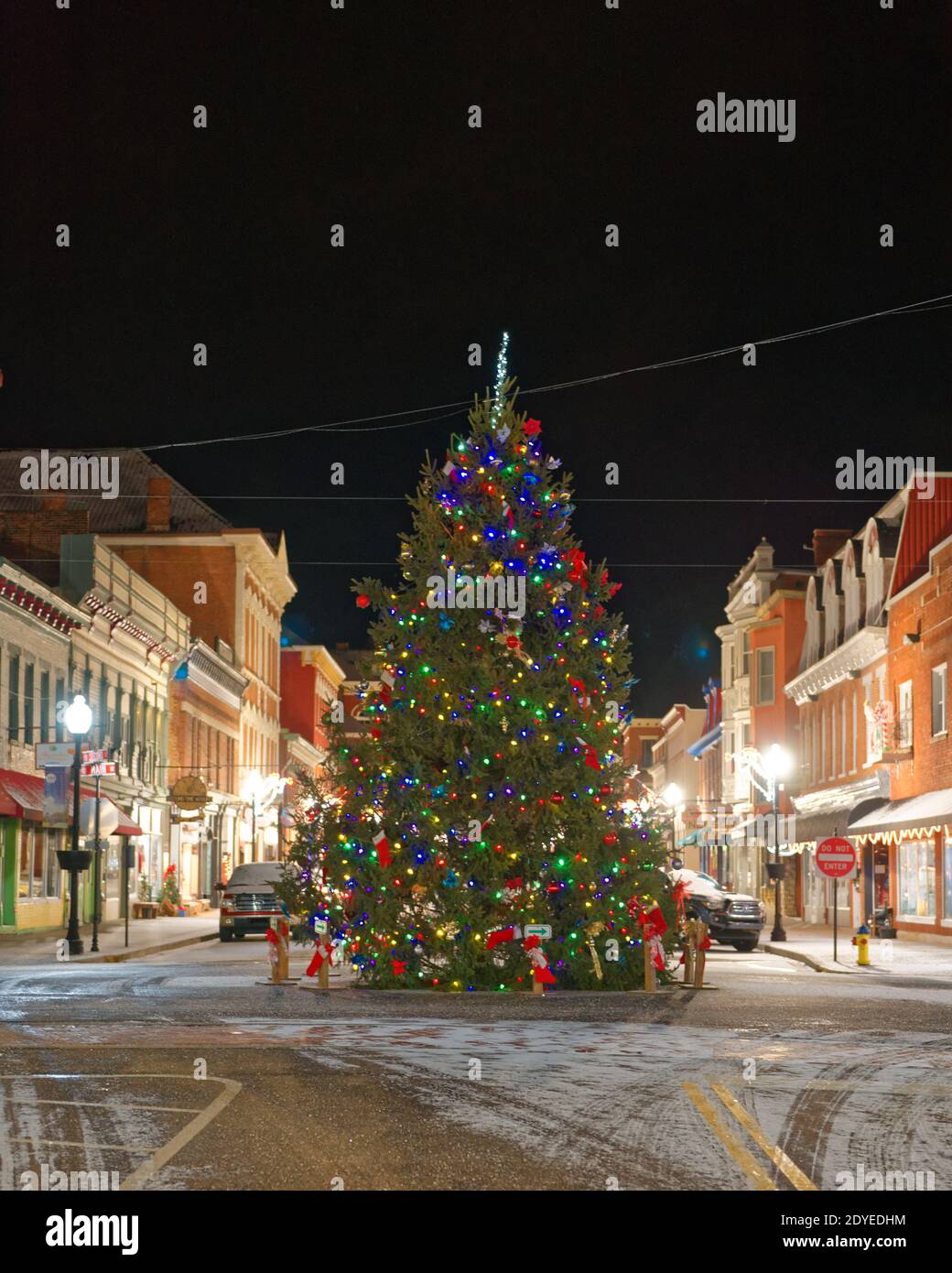 Small Town Christmas High Resolution Stock Photography and Images - Alamy