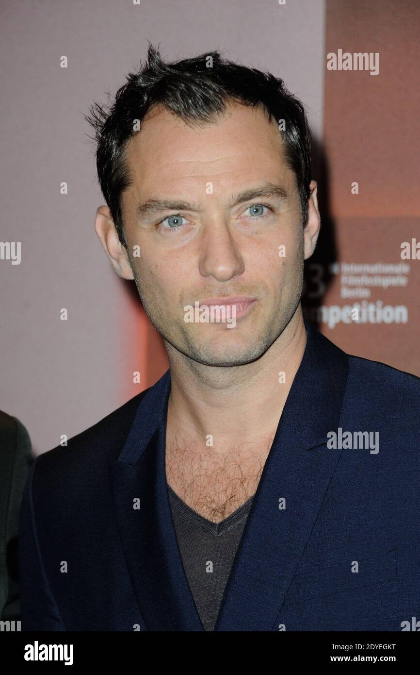Jude Law attending the 'Effet Secondaires' ('Side Effects') Premiere at ...