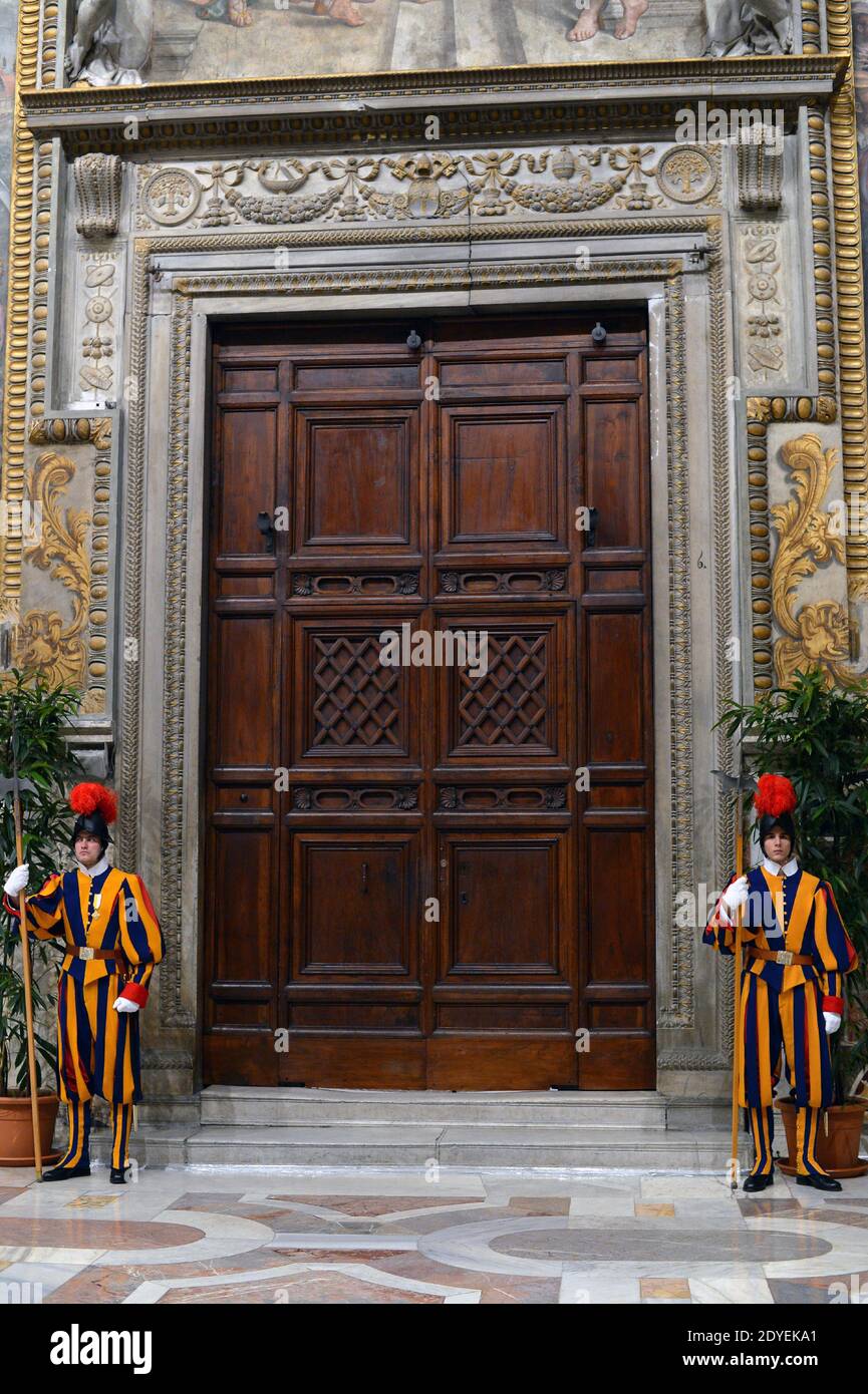 Roman catholic cardinals hi-res stock photography and images - Alamy