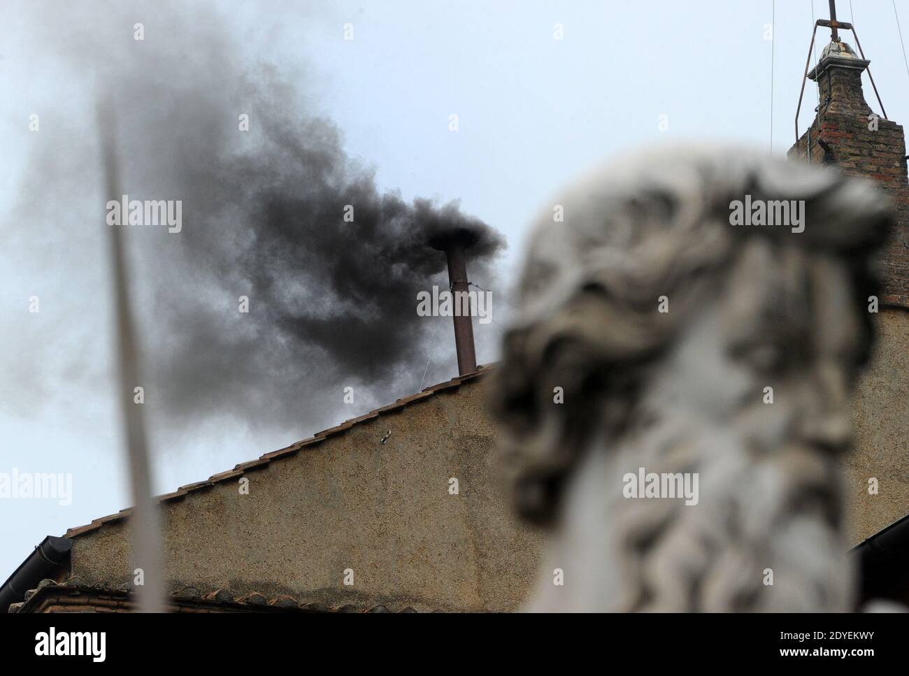 Conclave pope smoke hi-res stock photography and images - Alamy