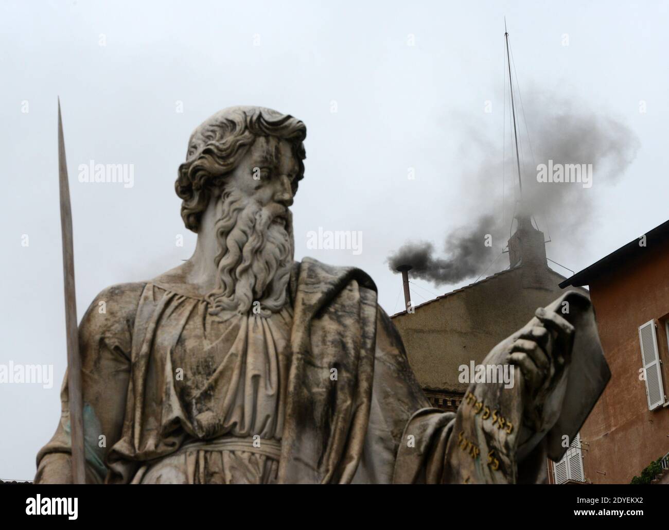 Conclave pope smoke hi-res stock photography and images - Alamy