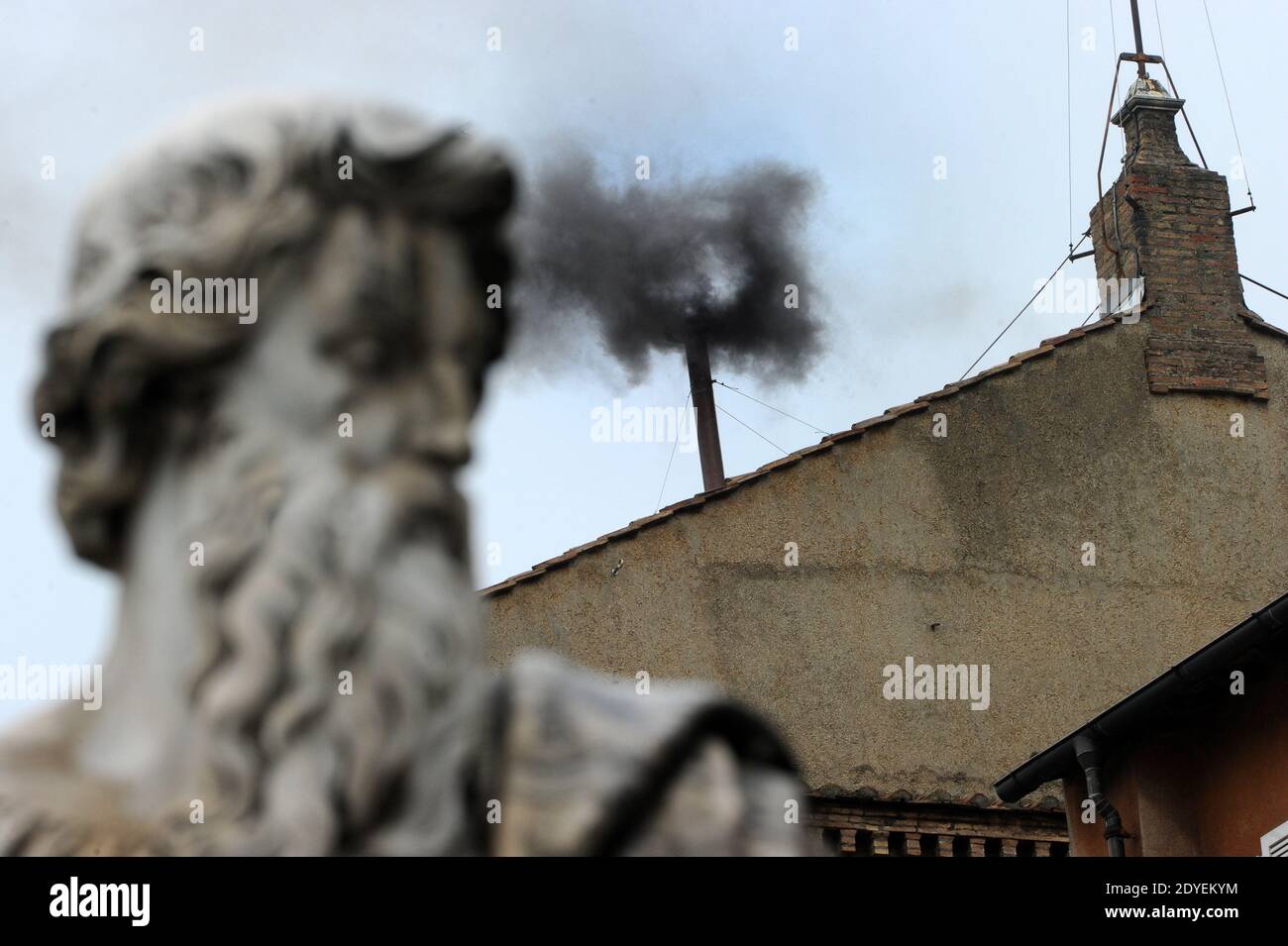 Conclave pope smoke hi-res stock photography and images - Alamy