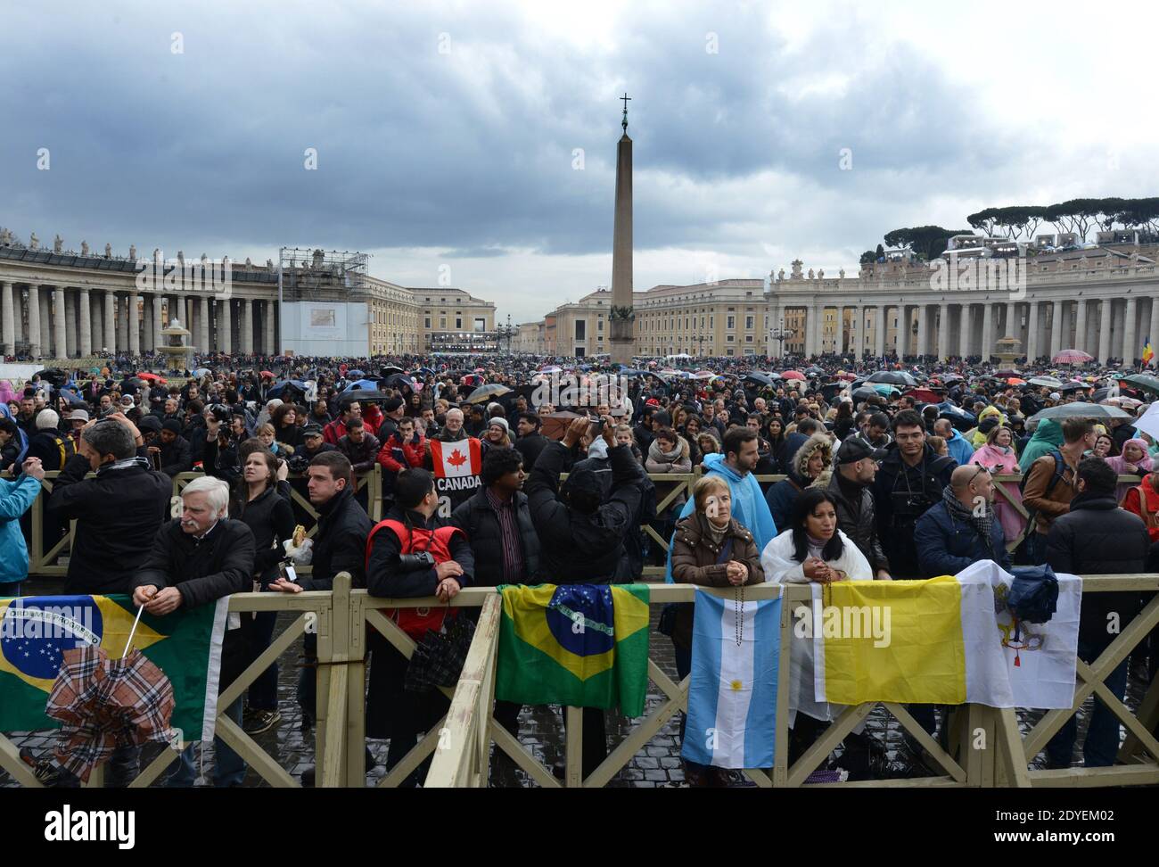 Conclave pope smoke hi-res stock photography and images - Alamy