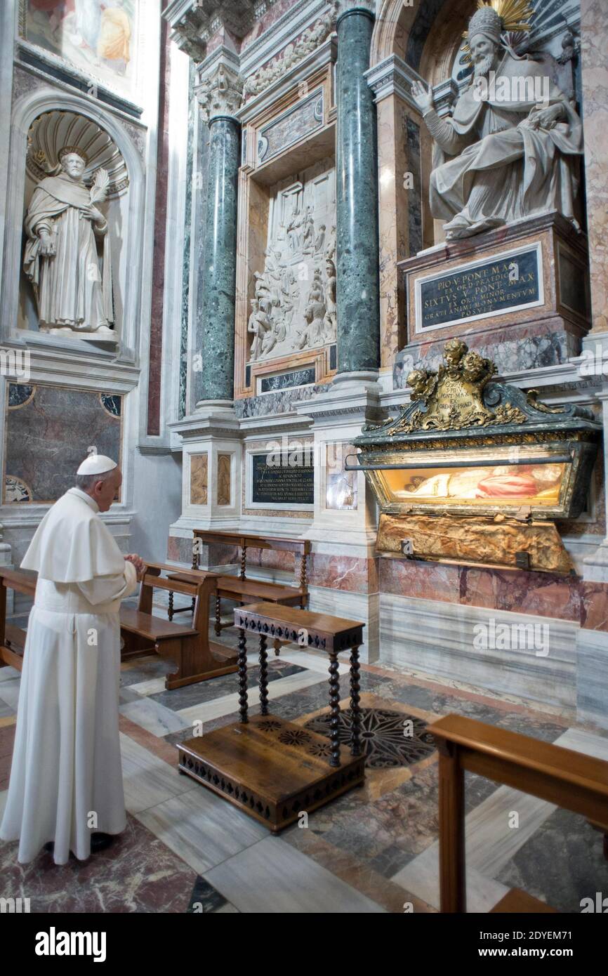 Pope Francis praying at Rome's Santa Maria Maggiore basilica early on ...