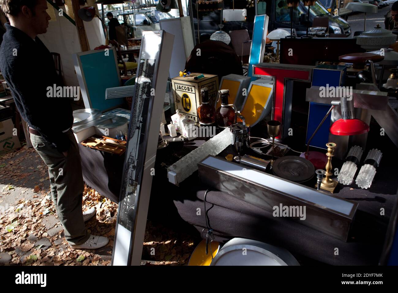 Flea Market on Arkonaplatz in Berlin's trendy Mitte Stock Photo - Alamy