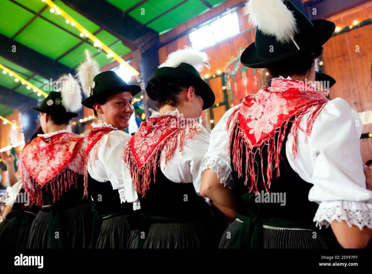 People dancing on tables hi-res stock photography and images - Alamy