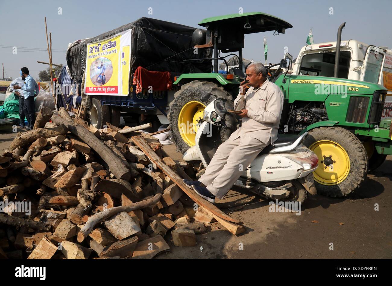 New Delhi, India. 25th Dec, 2020. A protester seen eating at Singhu ...