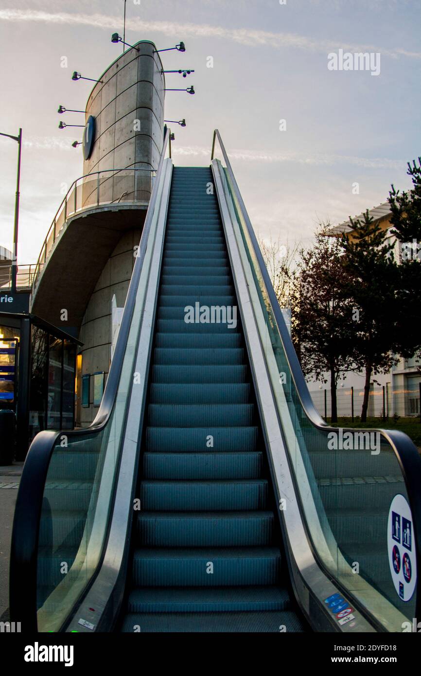 Illustrative photos. Escalator. Images d'illustrations. Escalator Stock ...