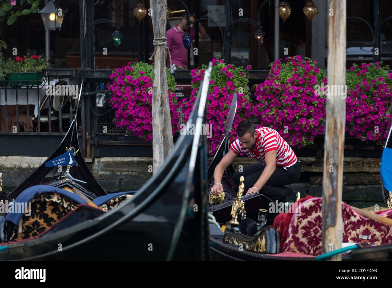 Venice Italy Gondolier Preparing Gondola Stock Photo - Alamy