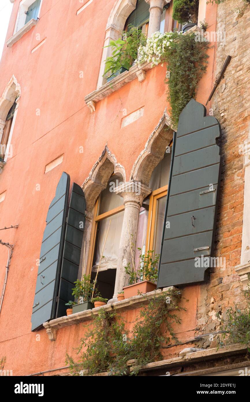 Traditional Venetian Windows On a Palazzo Stock Photo - Alamy