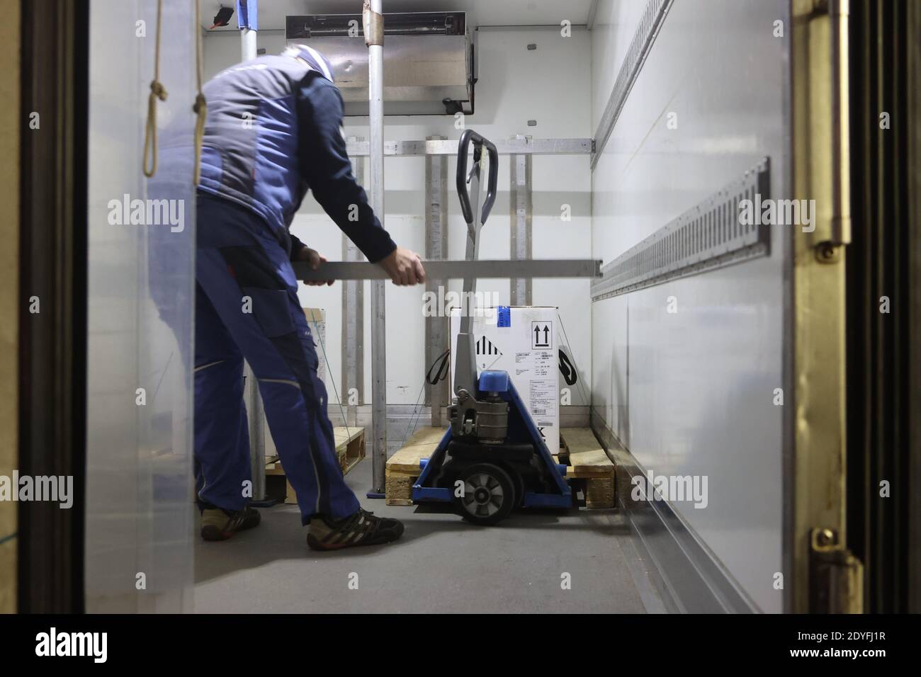 Refrigerated truck loading hi-res stock photography and images - Alamy