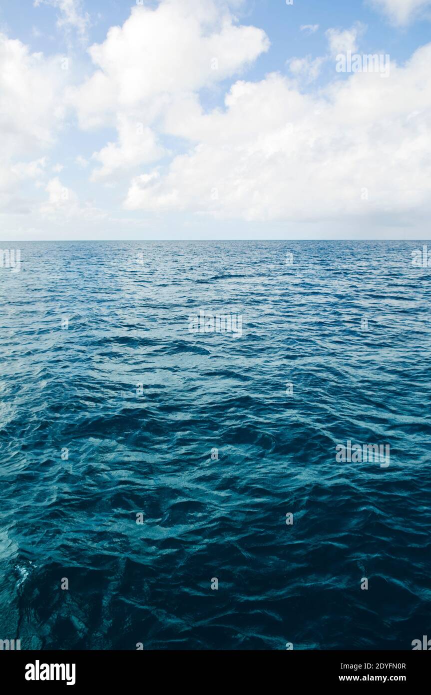 Deep ocean view with waves and white clouds. Relaxing seascape, endless ...