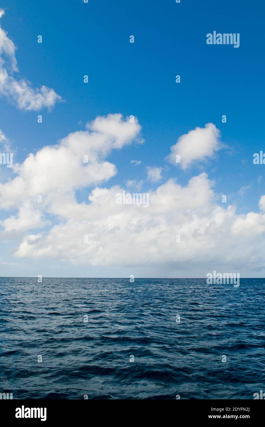 Deep ocean view with waves and white clouds. Relaxing seascape, endless ...