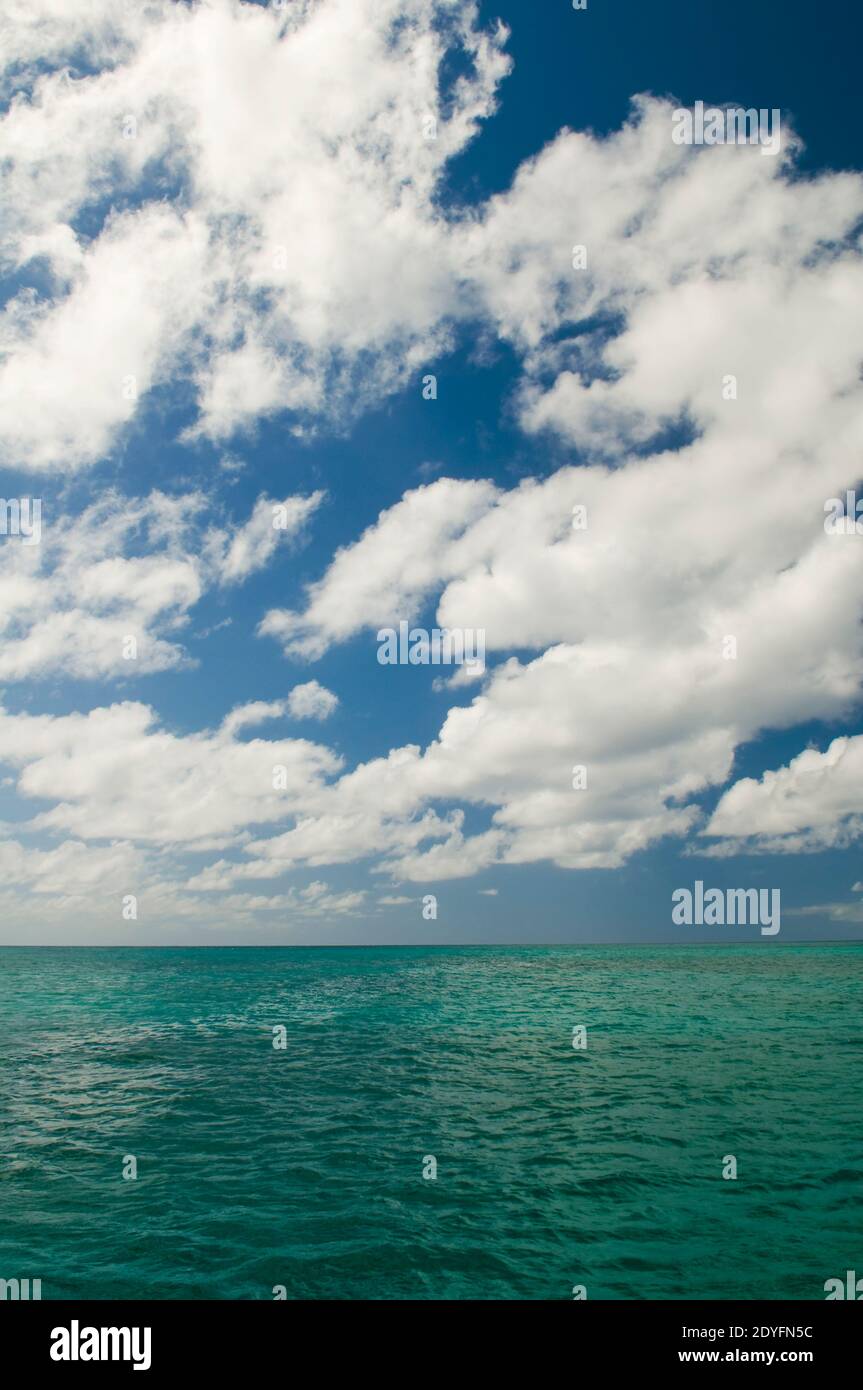 Deep ocean view with waves and white clouds. Relaxing seascape, endless ...