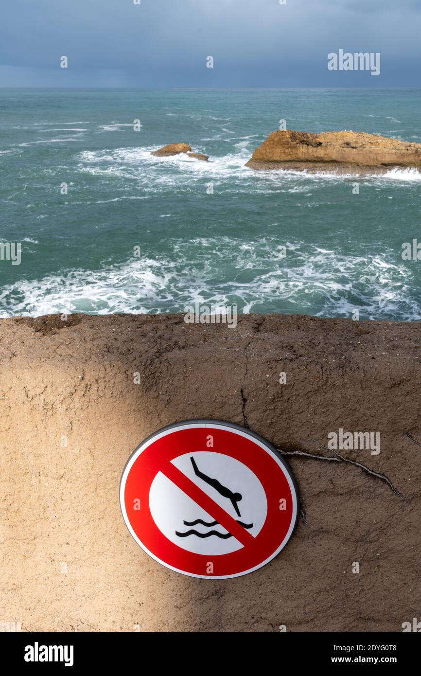 Diving rocks sign hi-res stock photography and images - Alamy