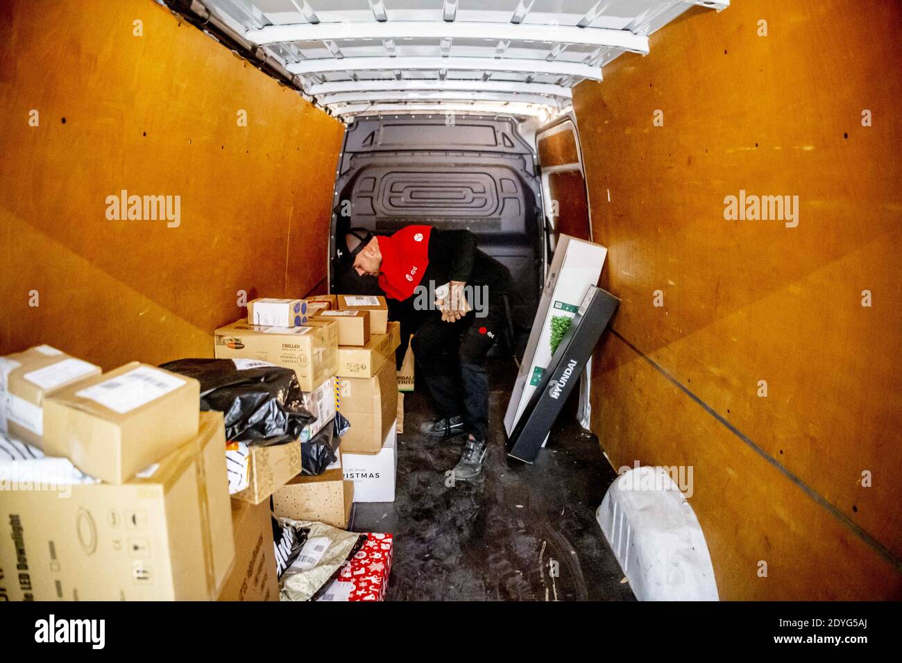 Parcels being delivered hi-res stock photography and images - Alamy