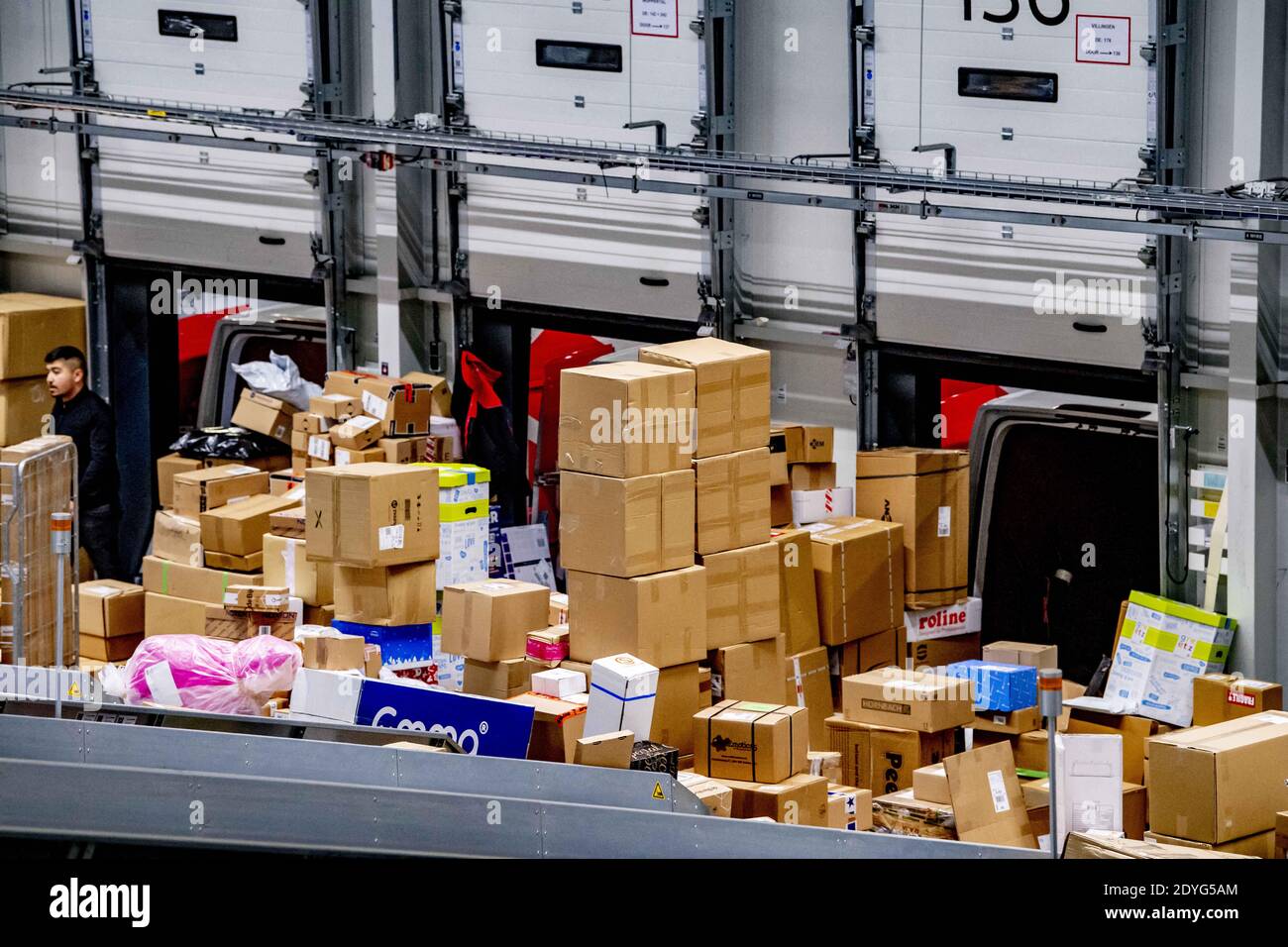 Parcels being delivered hi-res stock photography and images - Alamy