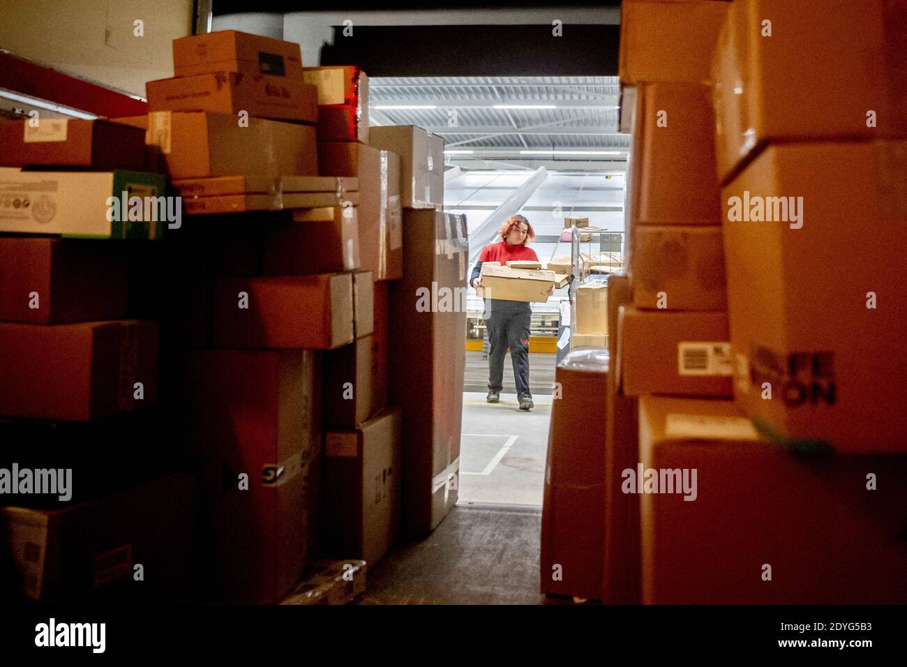 Parcels being delivered hi-res stock photography and images - Alamy