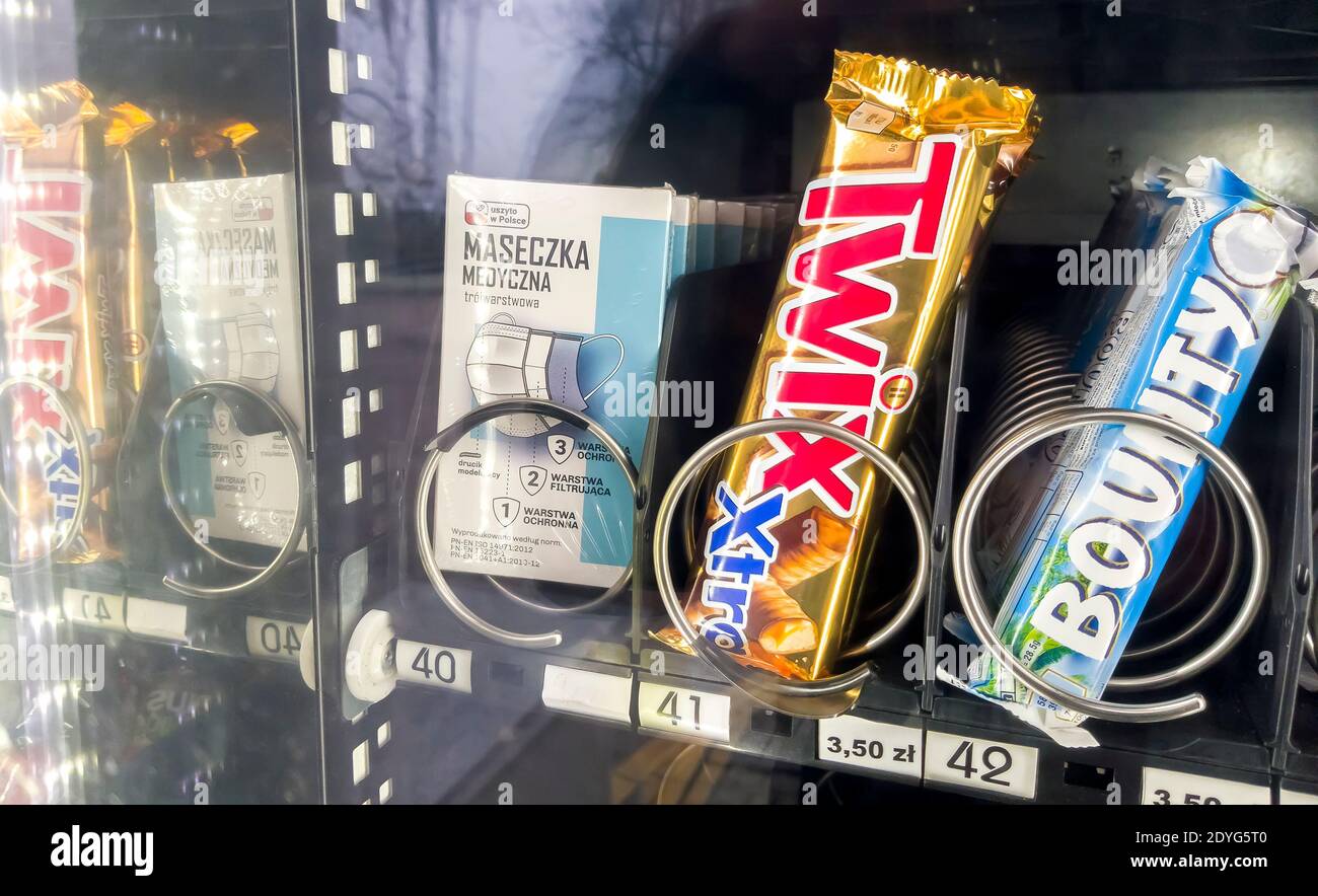 Snacks in vending machine hi-res stock photography and images - Alamy