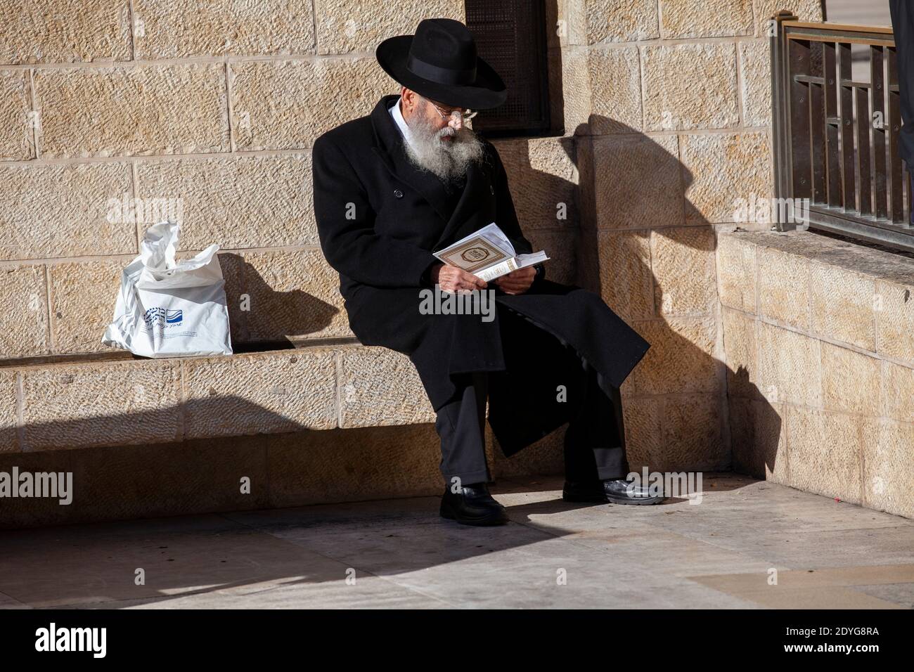 Ultra-orthodox man in black praying at the Wailing Wall in Jerusalem ...