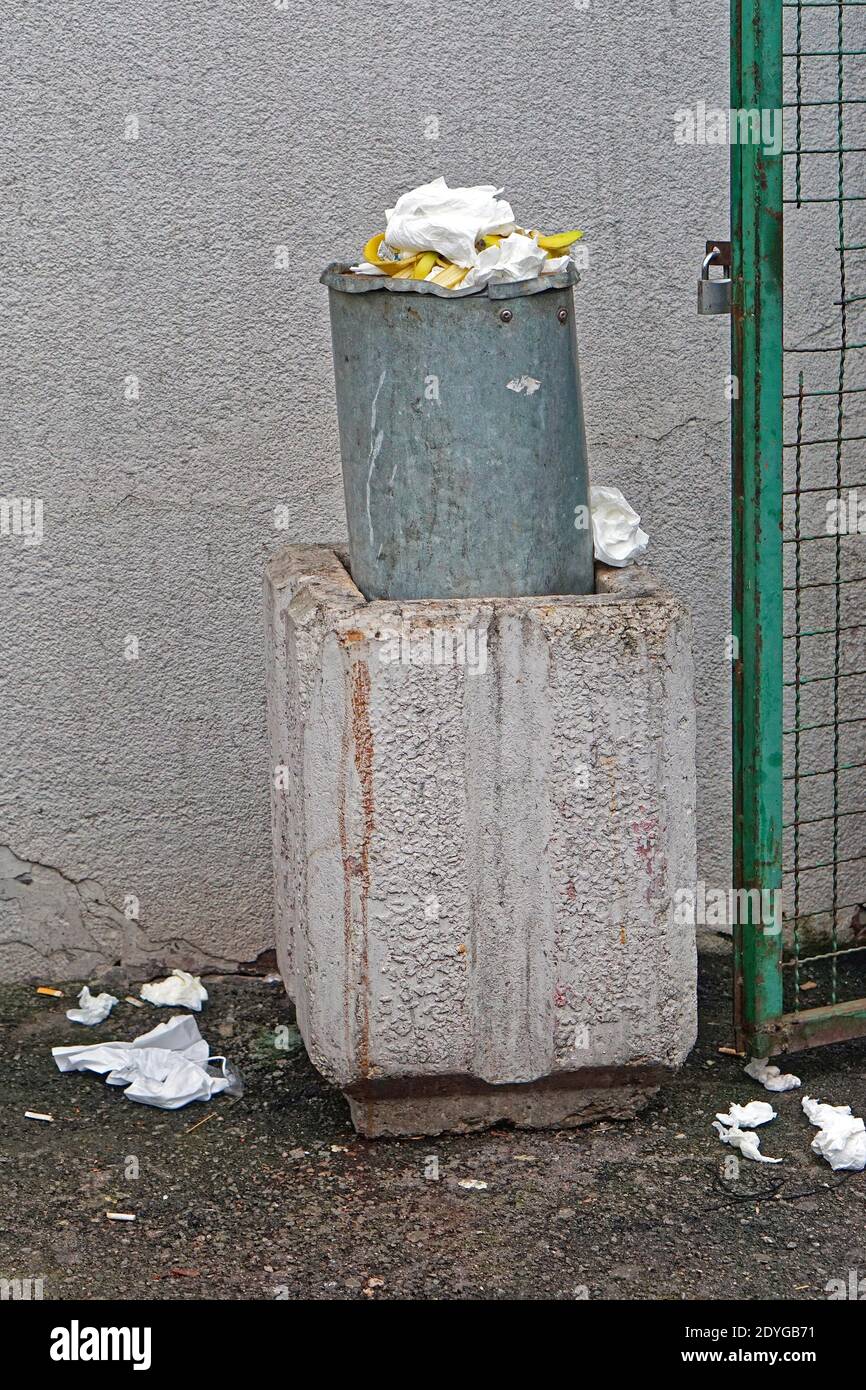 Litter bin problem overload with trash Stock Photo - Alamy
