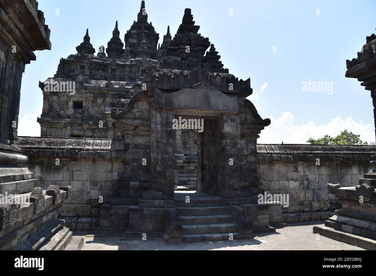 Buddhist temple front gate hi-res stock photography and images - Alamy