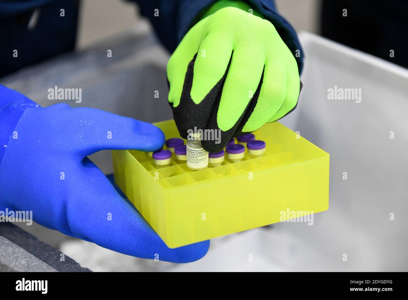 Dasing, Germany. 26th Dec, 2020. An employee of the Technisches ...